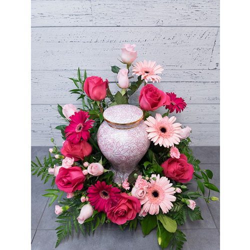 Arrangement of roses and pink gerberas | Services funéraires Actuel
